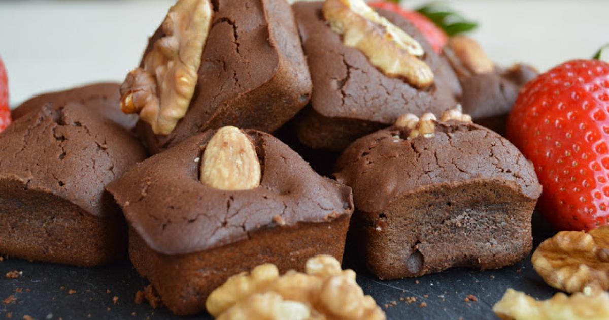 Mini brownies de chocolate negro con frutos secos | Postres Fáciles y Ricos
